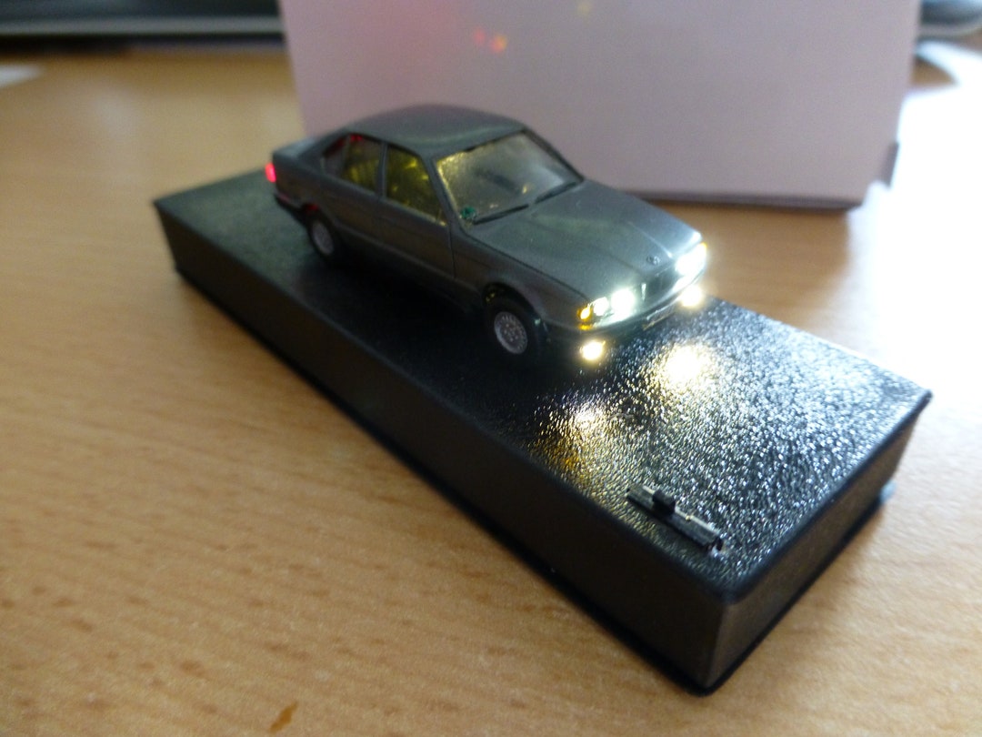 Model Car 1:87 H0 Miniature Stand Model Illuminated on Pedestal Vehicle ...