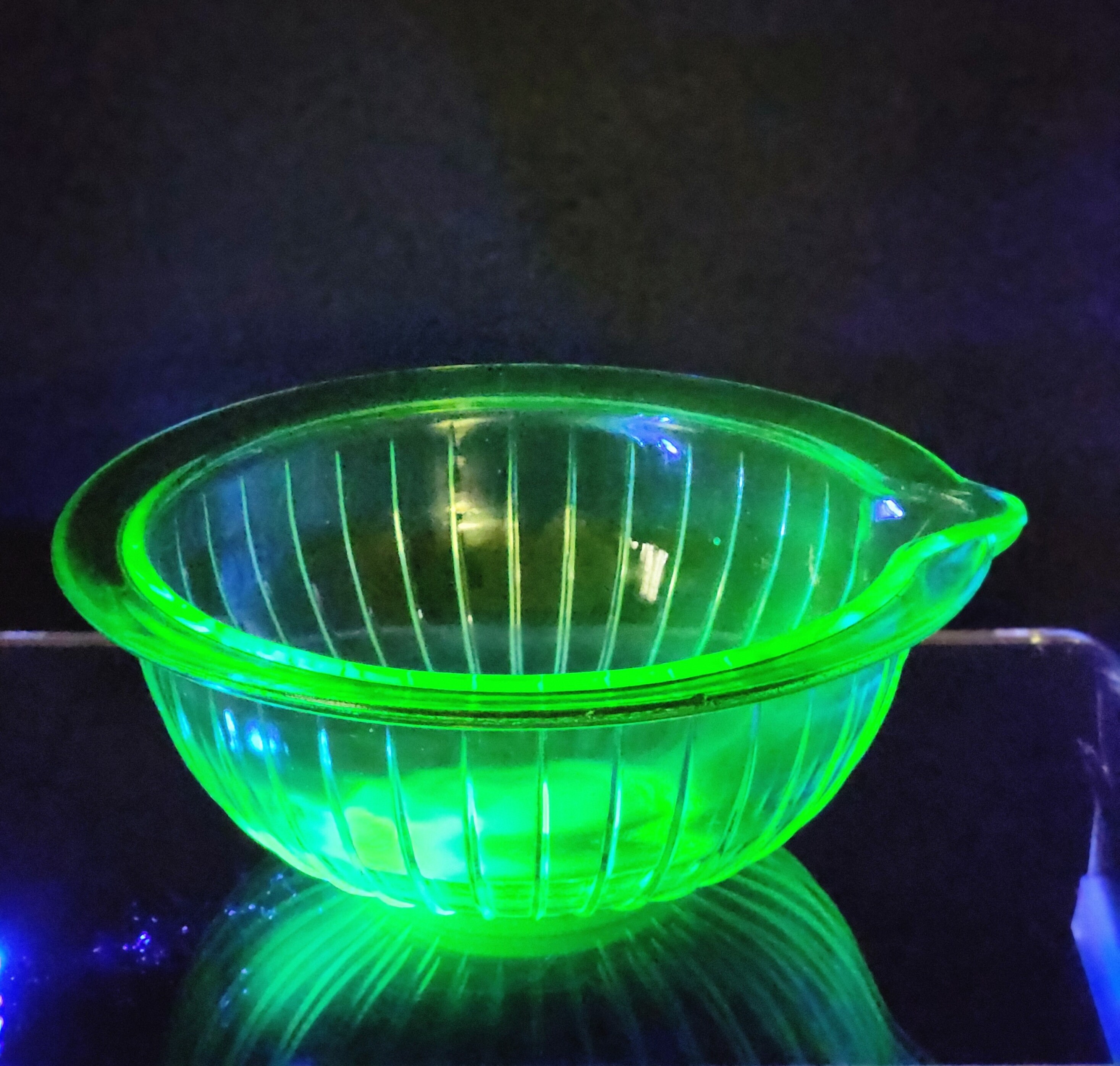 Vintage Round Robin Green Depression Glass Mixing Bowl With Pour Spout ...