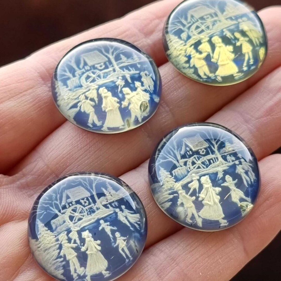 Natural Amber Christmas Intaglio Blue Color Bottom, Regular Calibrated ...