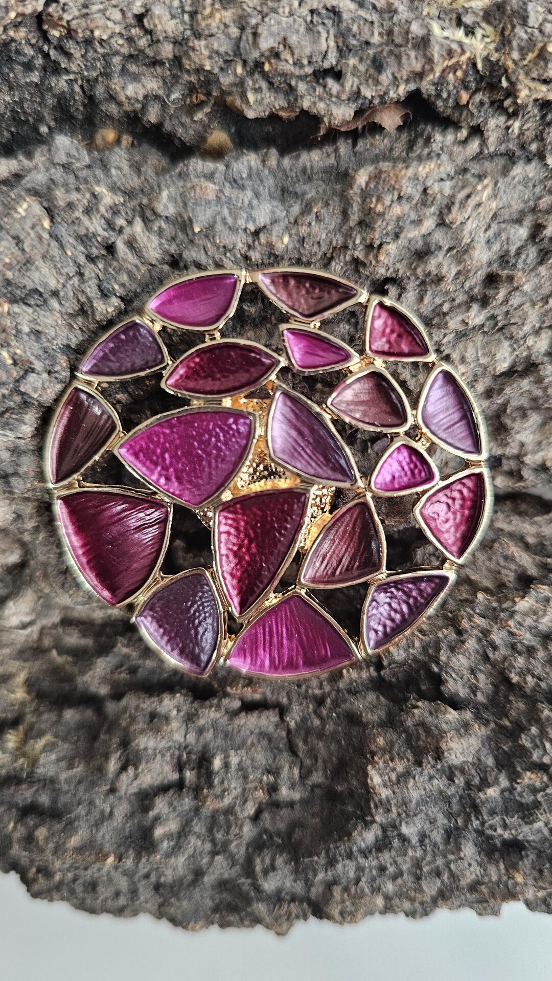 Broche moderne dans les tons roses, sans aiguille, accessoire ...