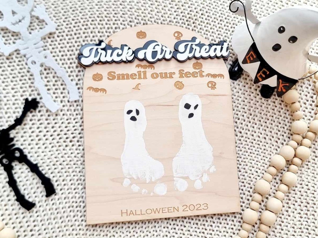 Halloween Footprint Sign, Trick or Treat Smell My Feet, Baby’s First ...