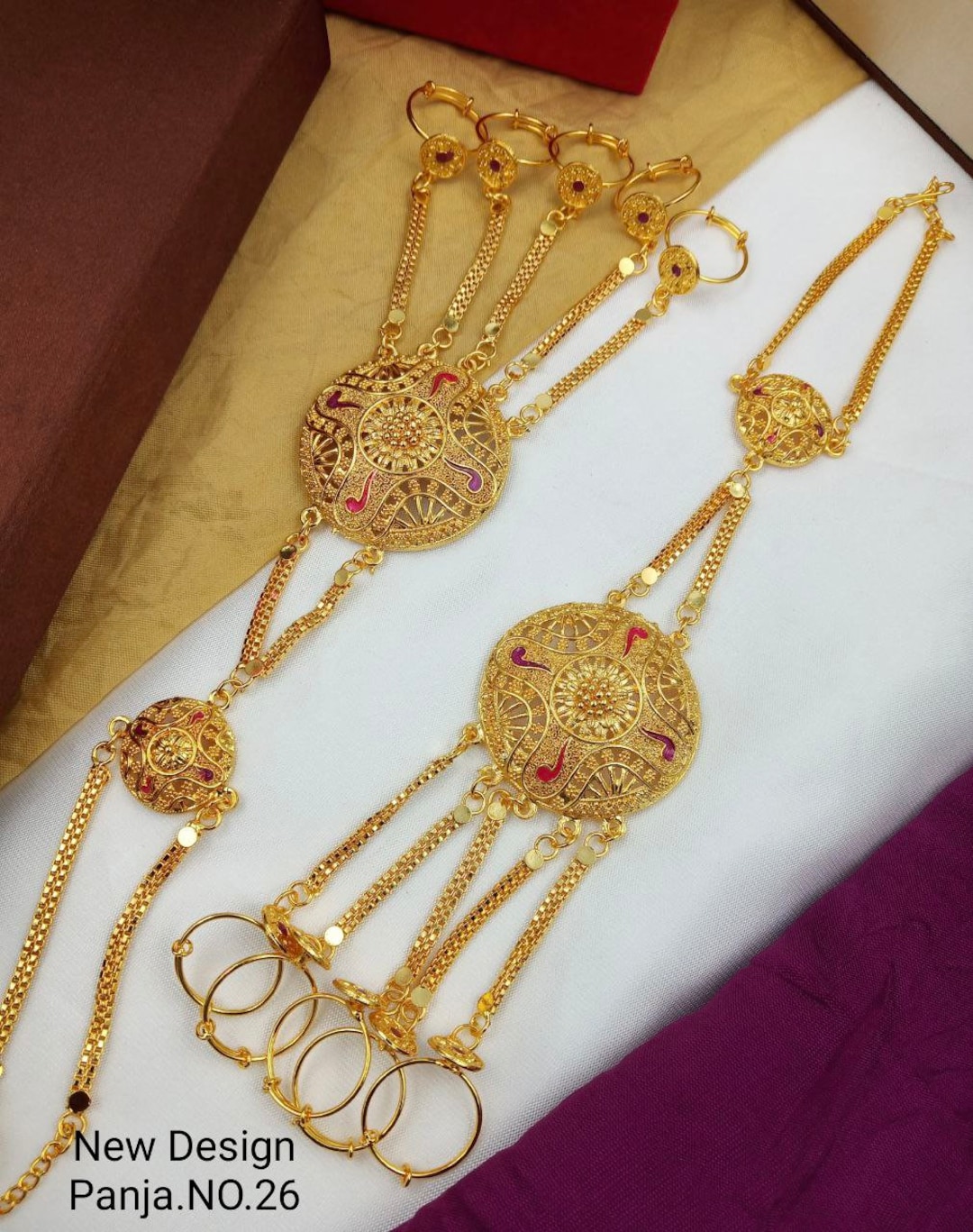 A Pair of Elegant Gold Plated Bridal Hathphool Hand Panja/kundan ...