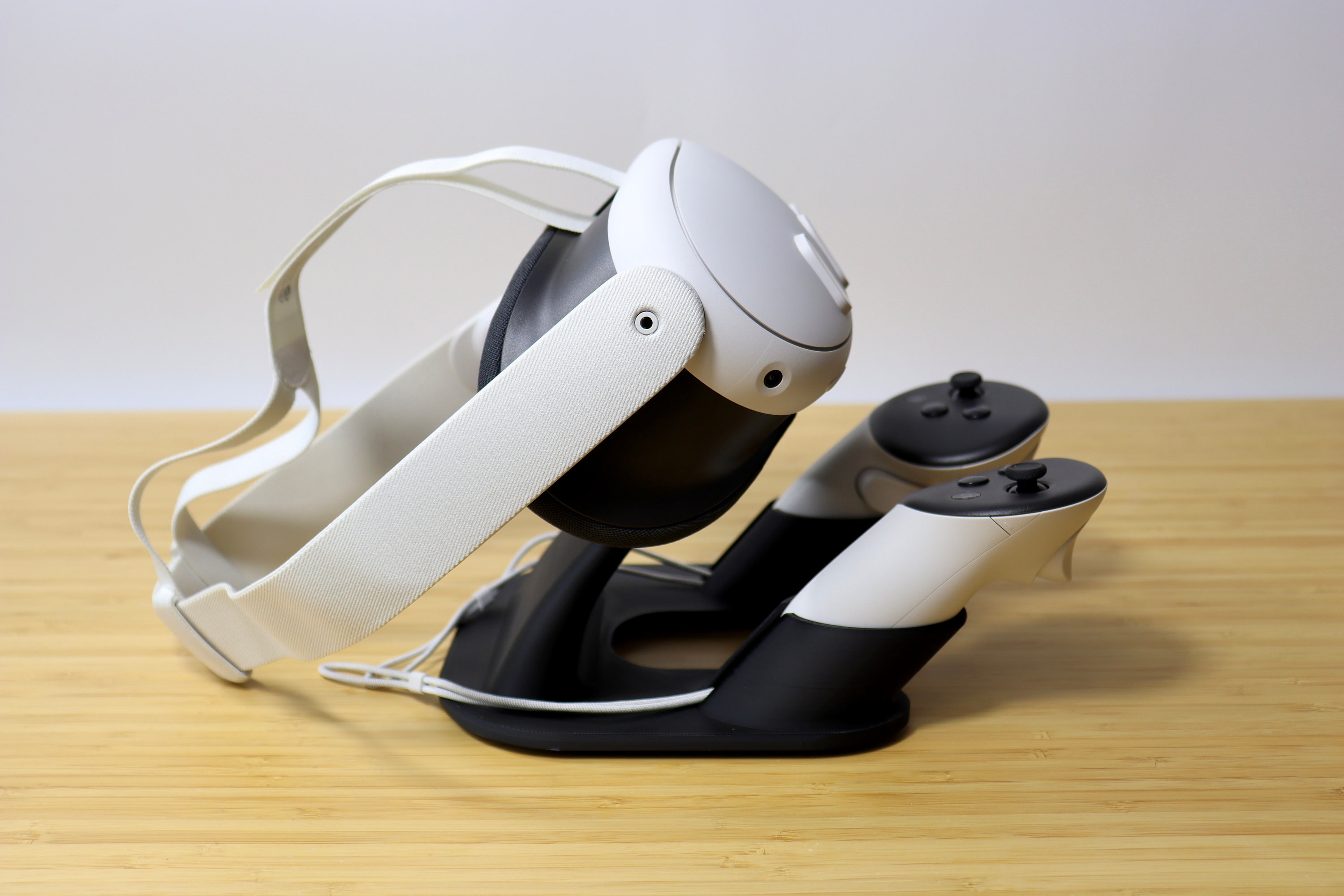 Quest 3 Dock - Display Stand and Premium Desk Holder, Compatible With ...