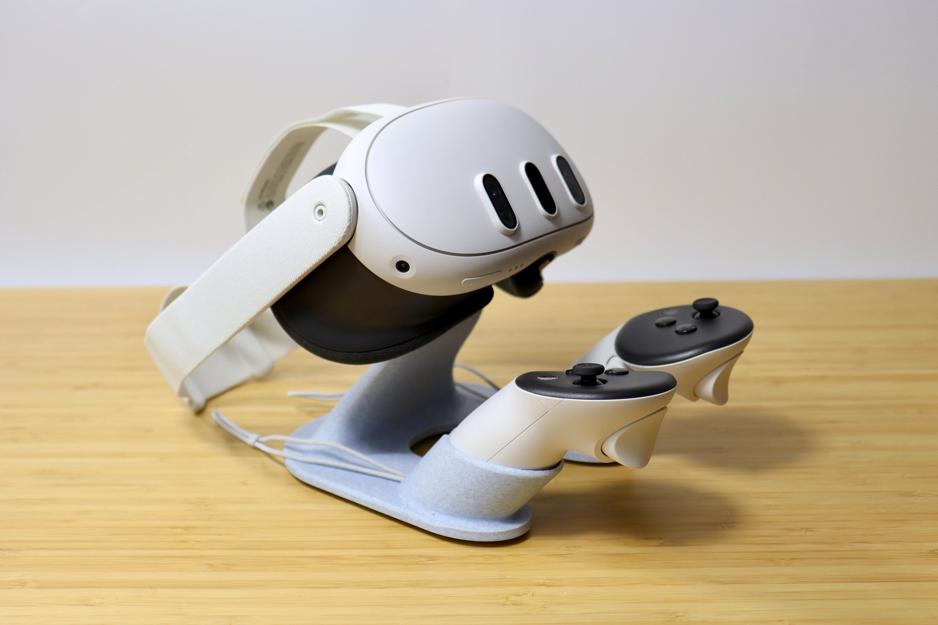 Quest 3 Dock - Display Stand and Premium Desk Holder, Compatible With ...