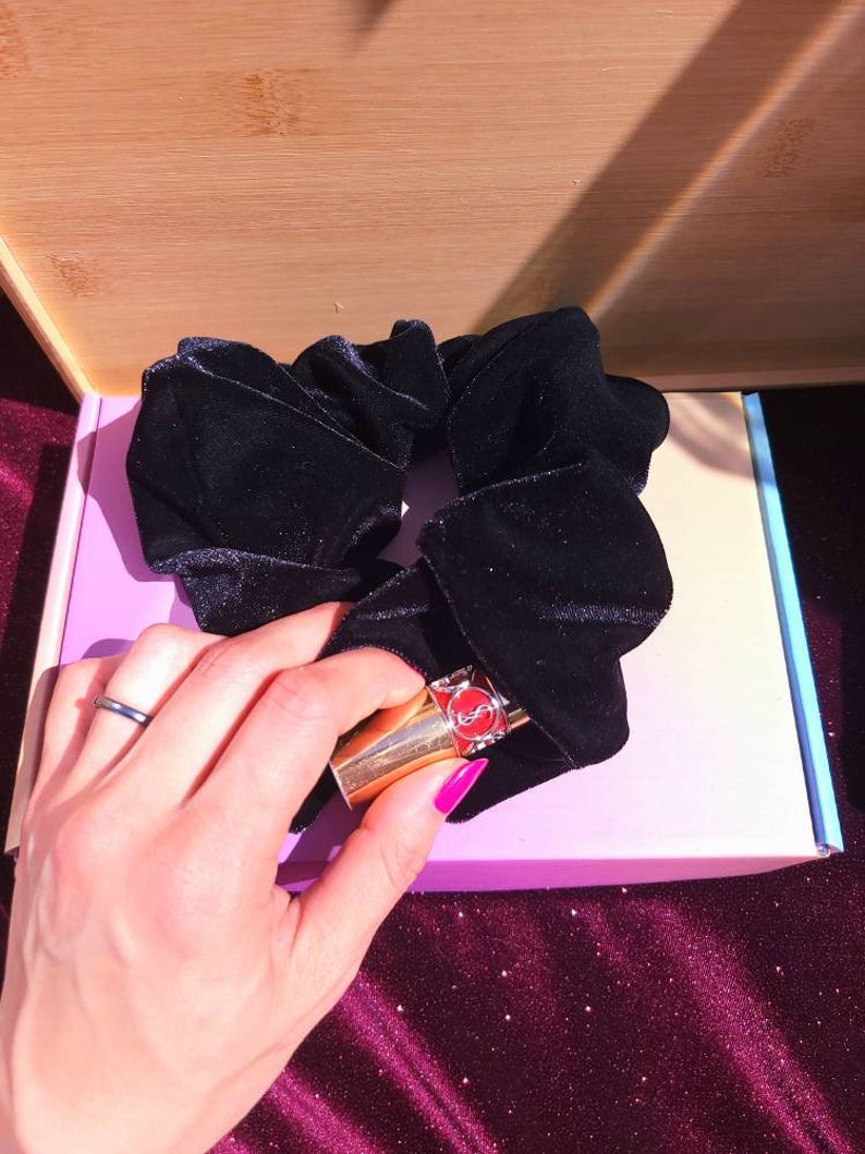 Premium Velvet Pocket Scrunchies | Convenient Wallet Scrunchies for ...