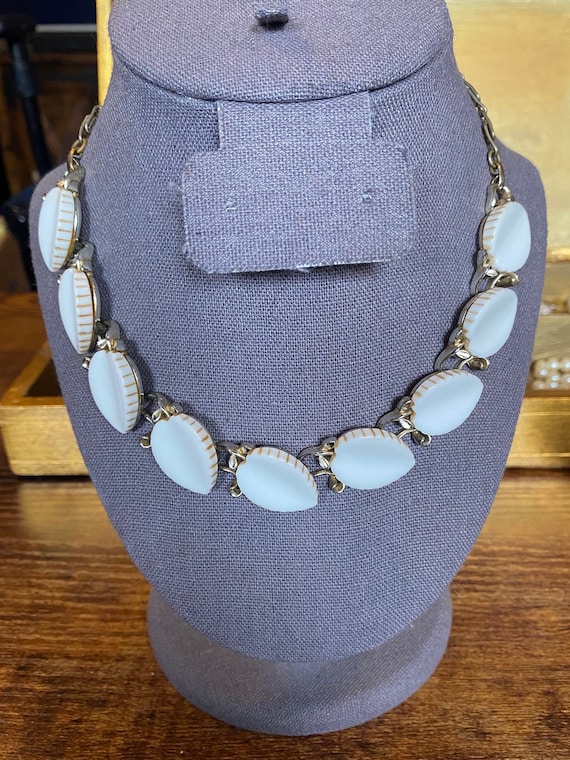 vintage lisner white leaf - Gem