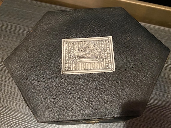 1890’s Leather Hexagonal Collar Box FULL of Victorian… - Gem