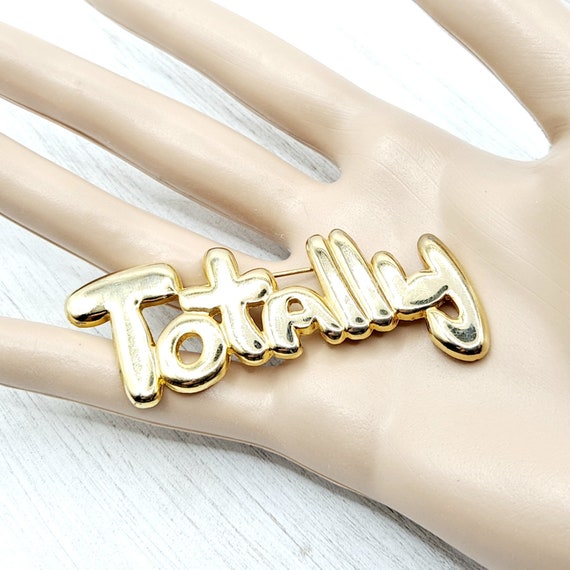 Vintage "Totally" Word Brooch - 1980's Goldtone Popul… - Gem
