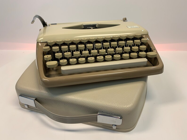 1964 Vintage Triumph Tippa Typewriter, 60's Elegant Cream & Milk ...