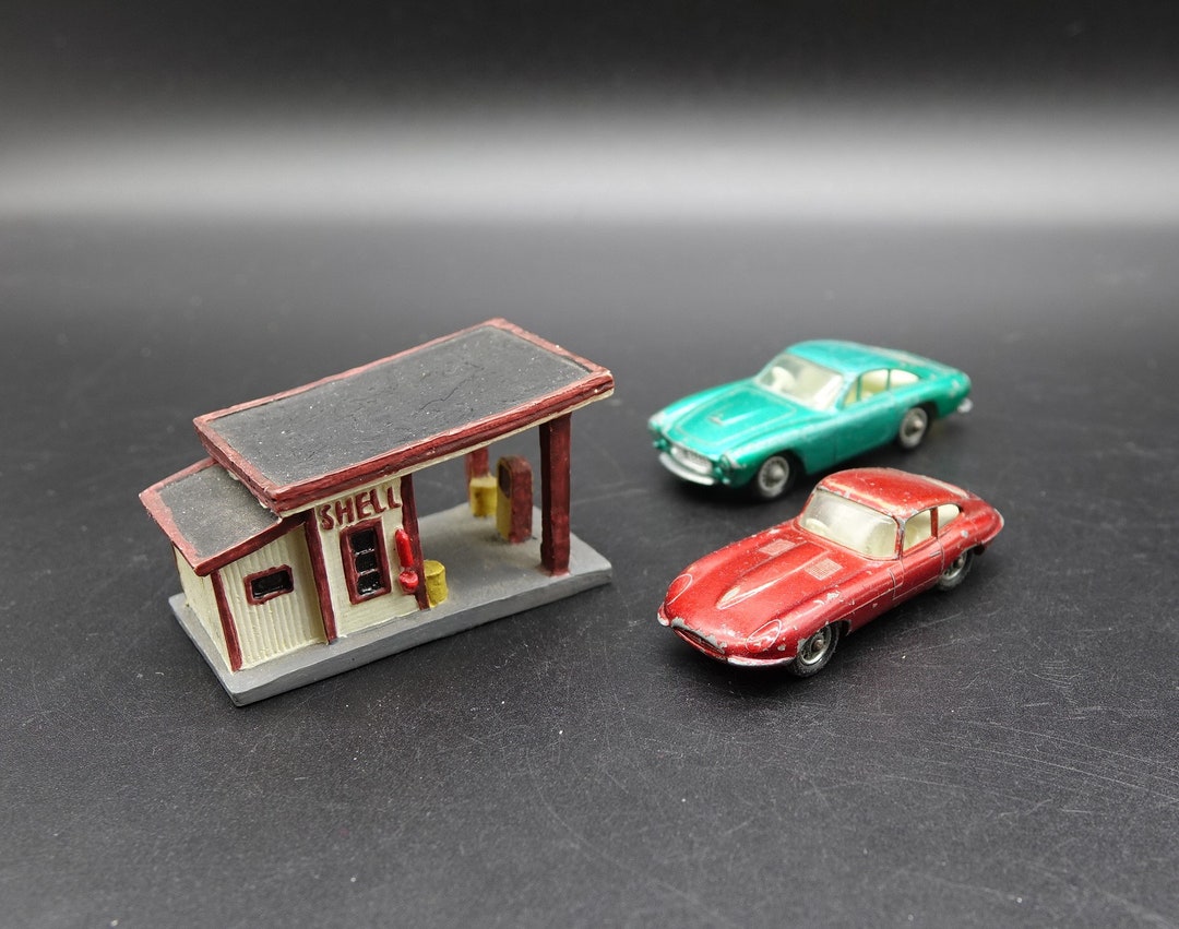 Set Vintage Shell Gas Station and 2 MATCHBOX Toy Cars. the Matchbox 32b ...