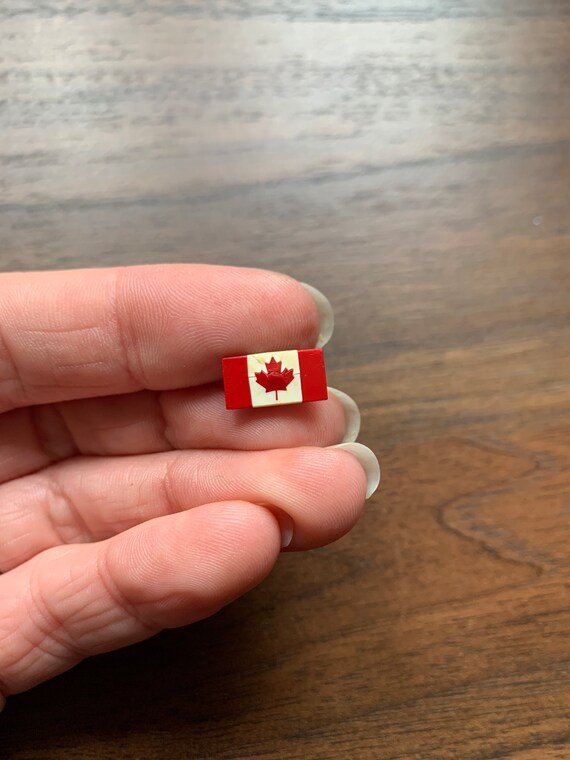 Tiny vintage canadian flag - Gem