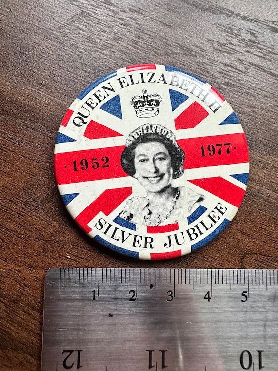 Large Vintage tin Badge Queen Elizabeth II SILVER JUB… - Gem