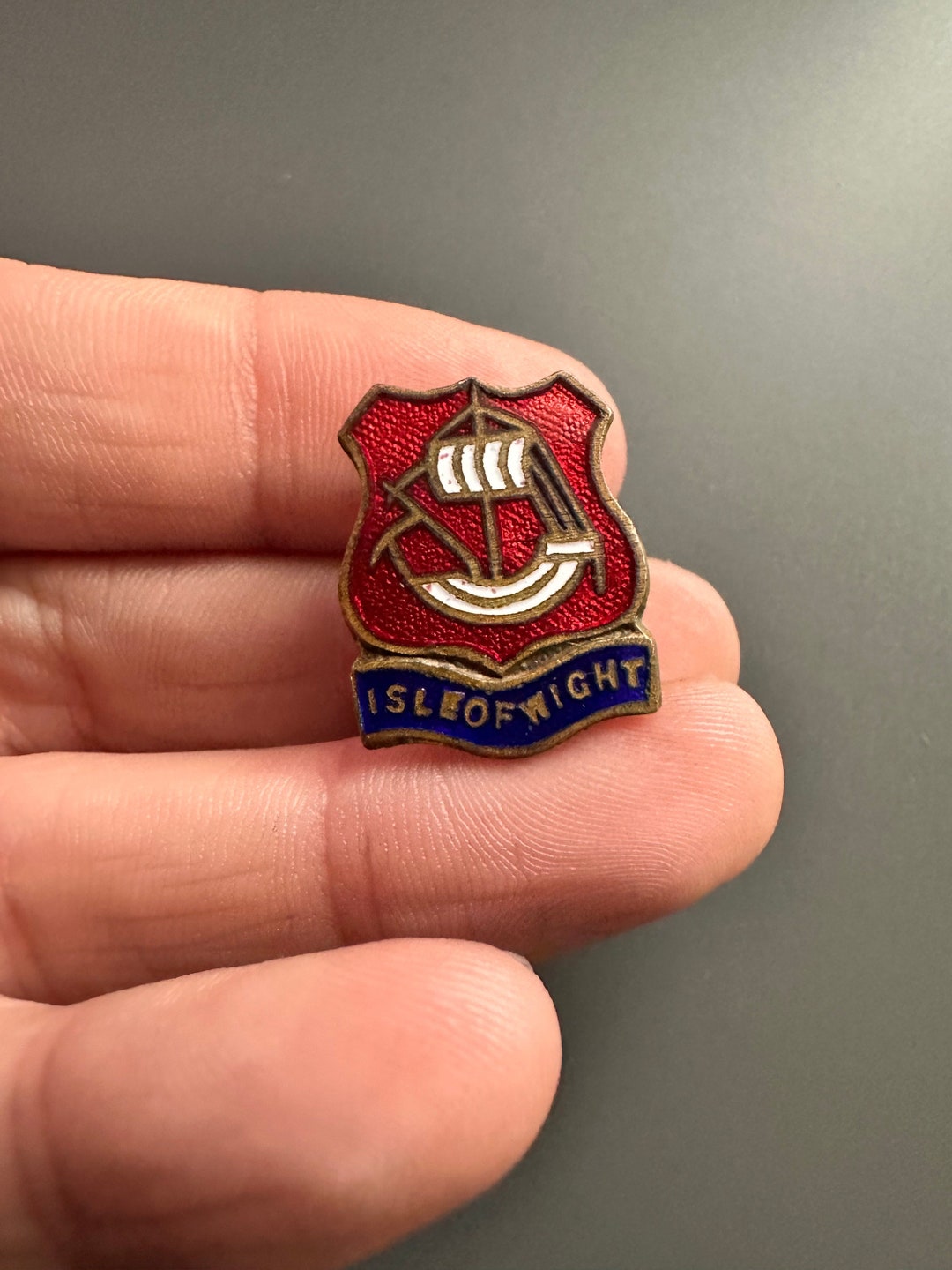 Vintage Isle of Wight Boat Crest Coat of Arms Enamel Lapel Pin Badge ...