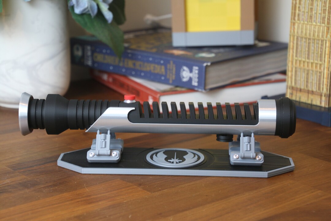 Master Jedi's Iconic Weapon: Qui Gon Jinn's Lightsaber Hilt With Stand ...