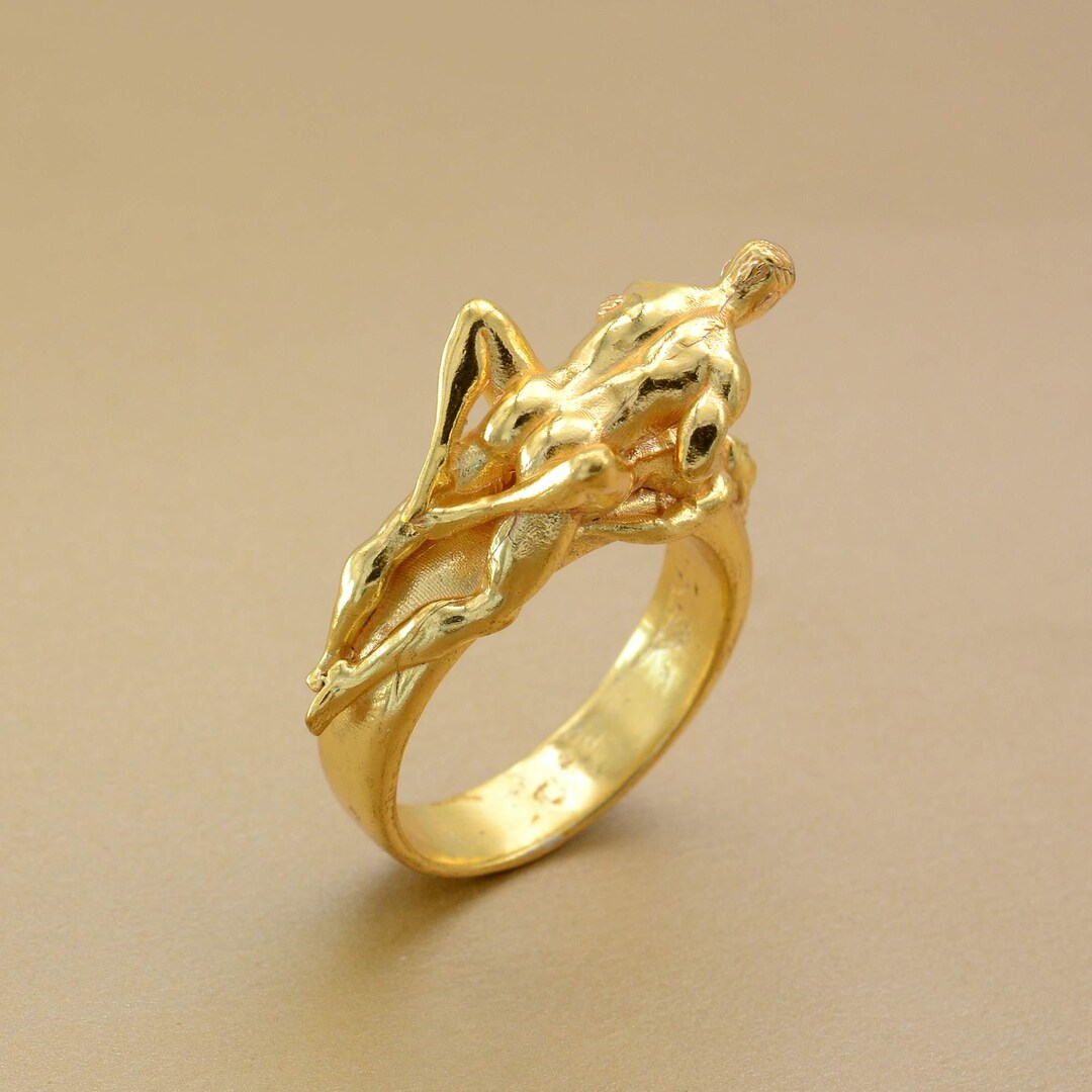 14k Gold Plated Lovers Hugging Ring Intriguing Unique Couple's Mens ...
