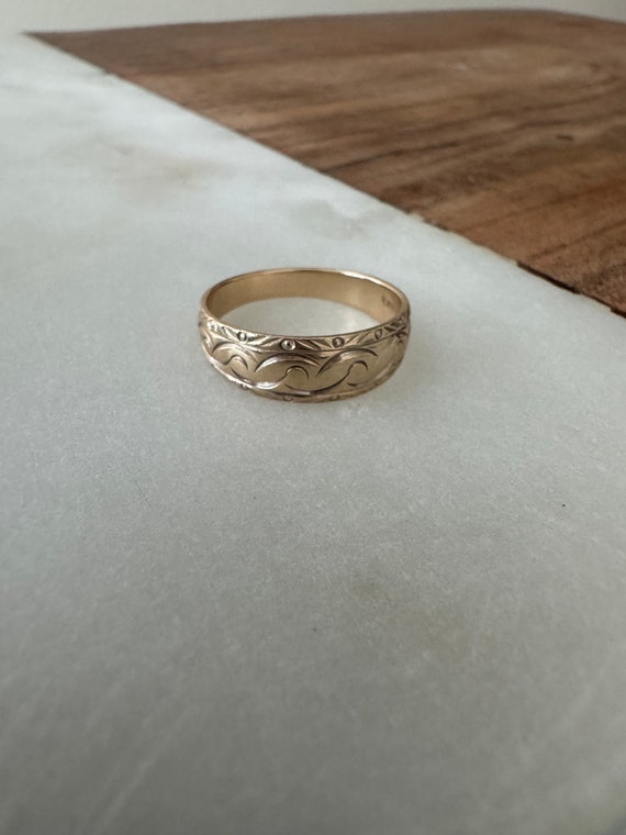 14K Ornate Etched Solid Gold Estate Ring - Gem