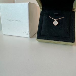 Authentic Rare Vintage 750/18K Van Cleef & Arpels Necklace W/pendant. 2.9g Mother of Pearl IOB ...