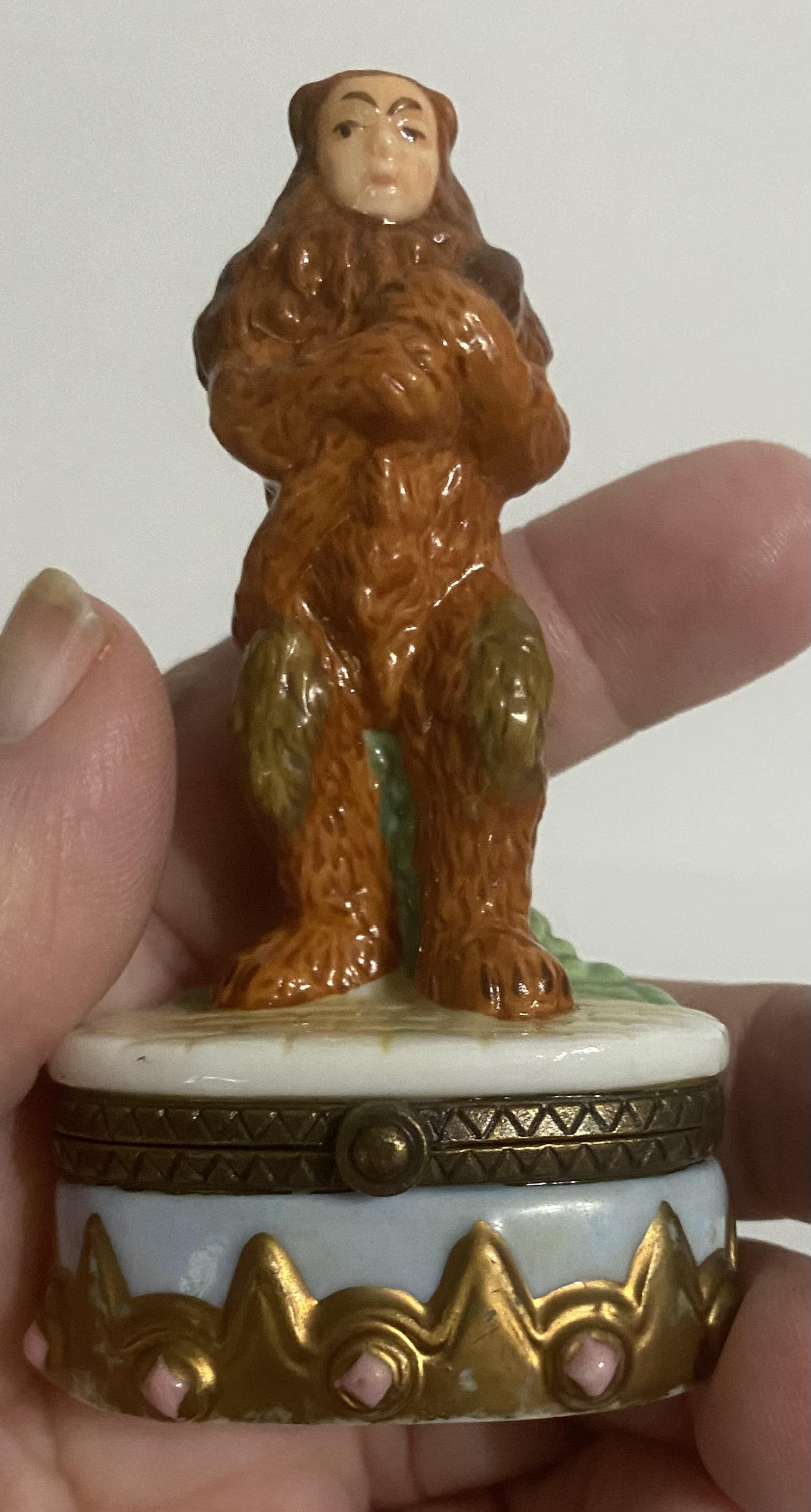 Wizard of Oz Cowardly Lion With Medal of Courage Trinket Porcelain ...