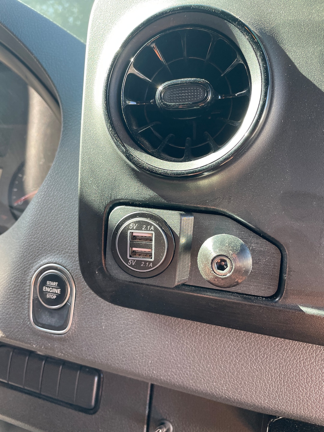 Mercedes Sprinter Dash Cubby Ram Single Ball Mount/adapter With USB ...
