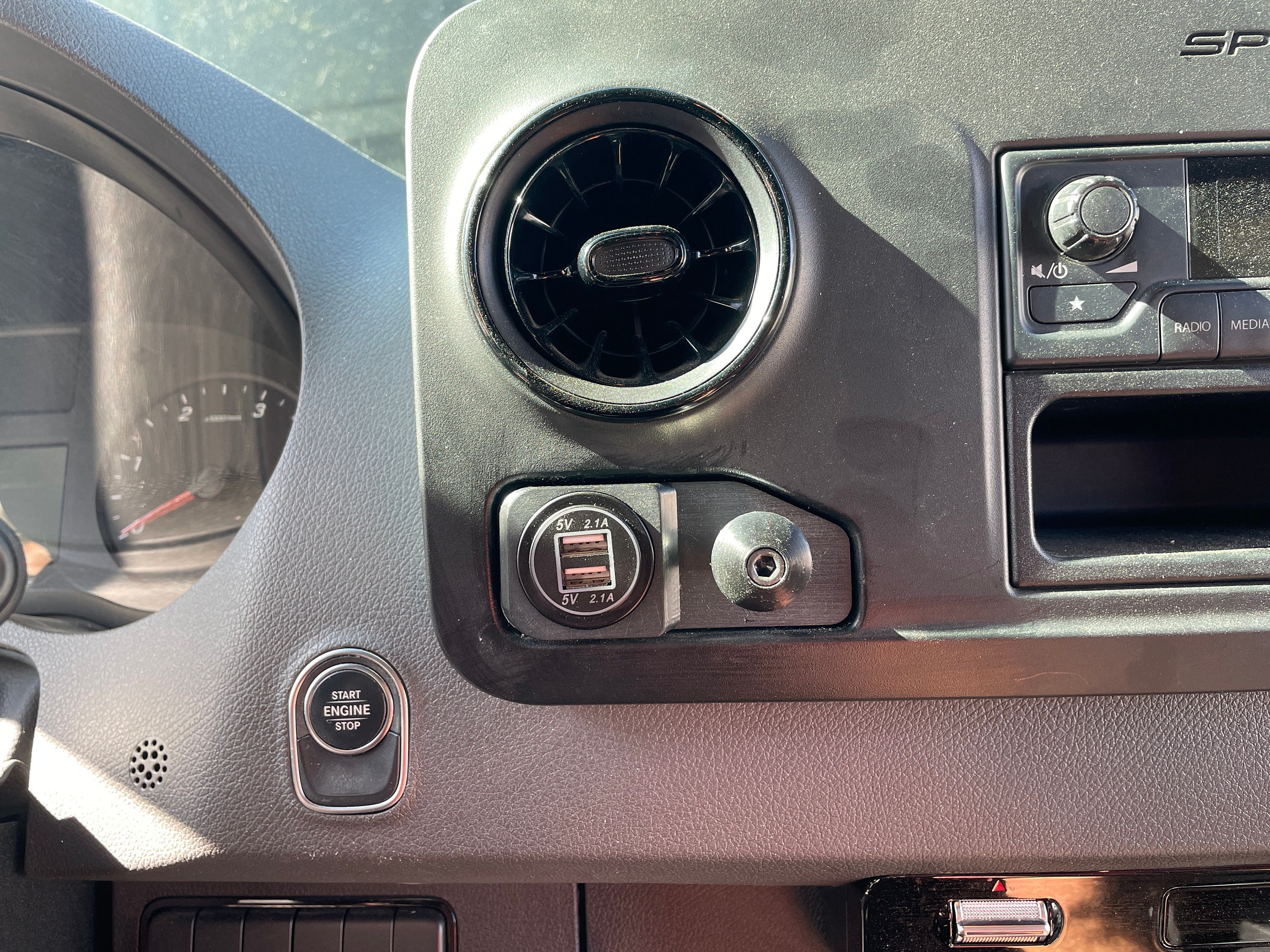 Mercedes Sprinter Dash Cubby Ram Single Ball Mount/adapter With USB ...