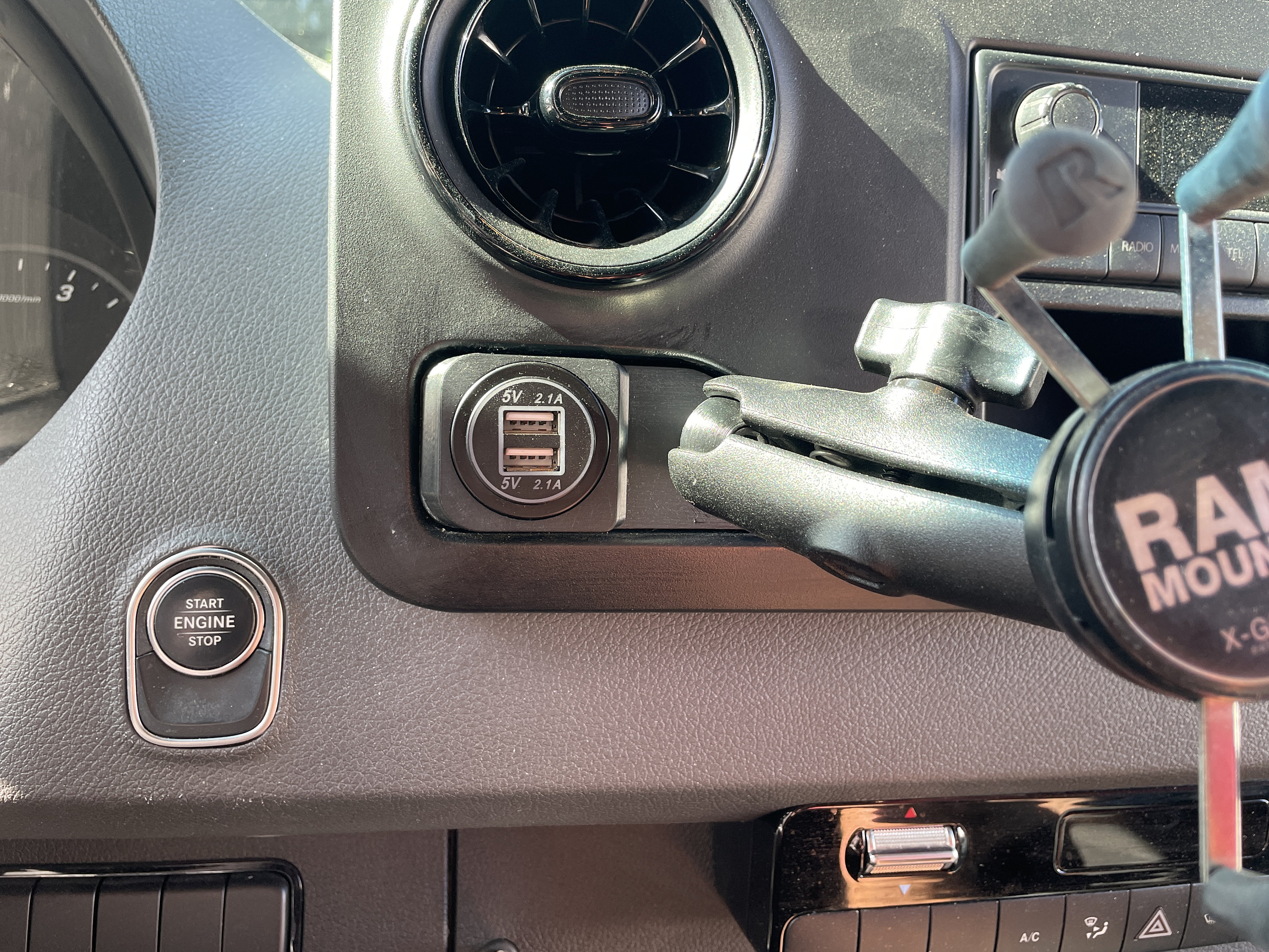 Mercedes Sprinter Dash Cubby Ram Single Ball Mount/adapter With USB ...