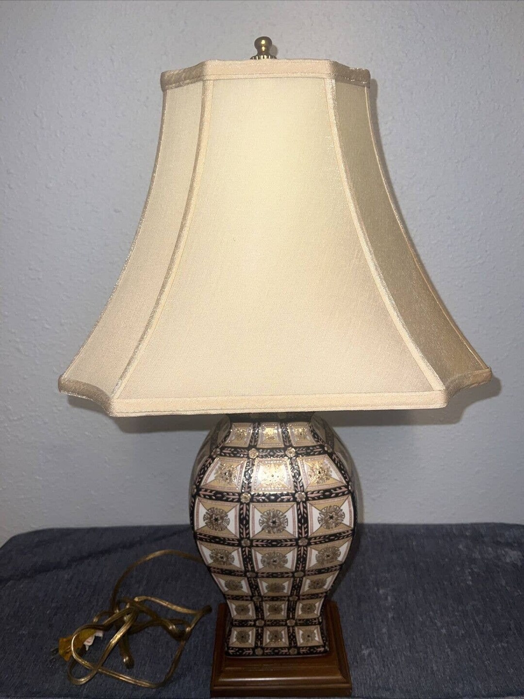 BOMBAY COMPANY Porcelain Vintage Asian Urn Style Lamp W/shade Over ...