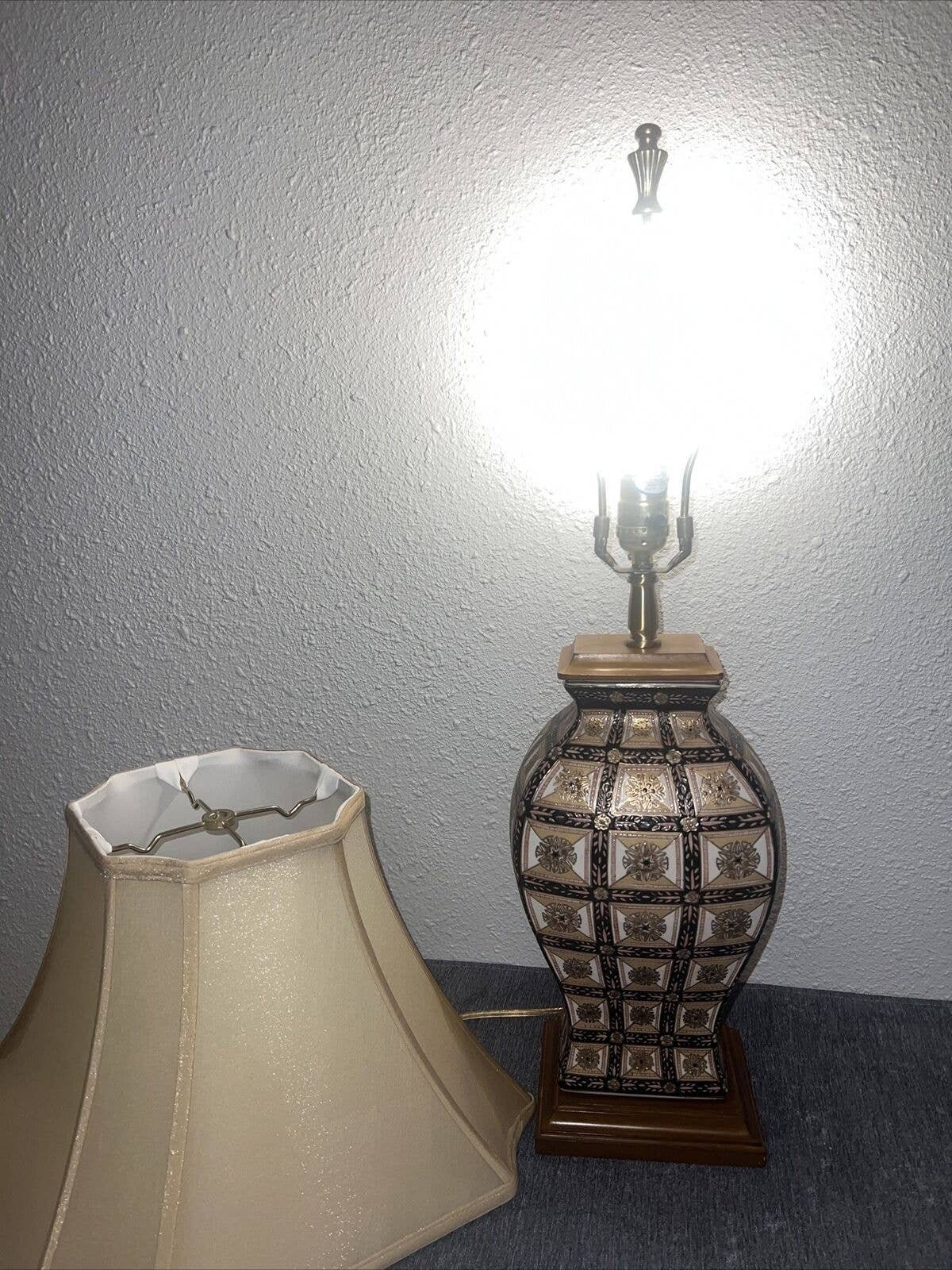 BOMBAY COMPANY Porcelain Vintage Asian Urn Style Lamp W/shade Over ...