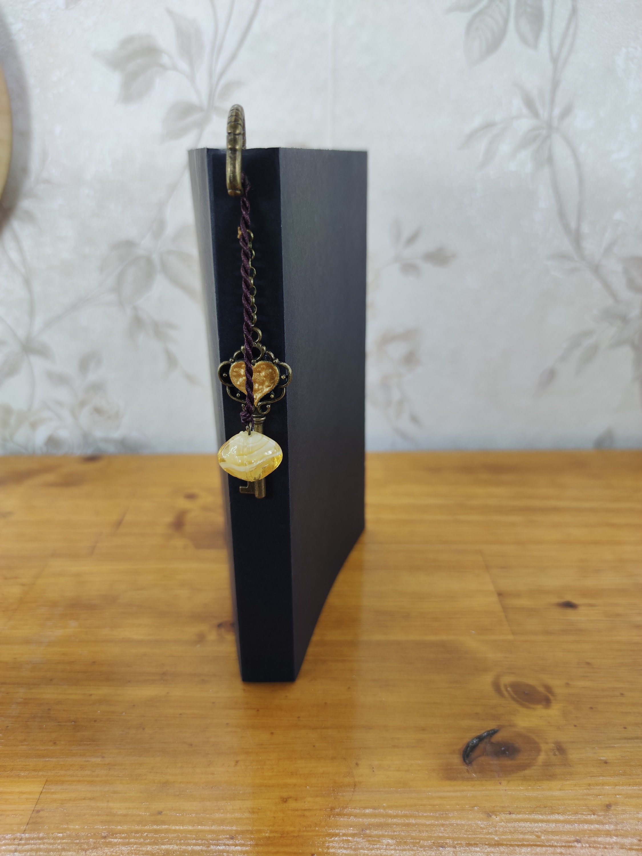 Marque Page En Métal, Dans Les Tons De Jaune Avec Une Clé Et Une Perle ...