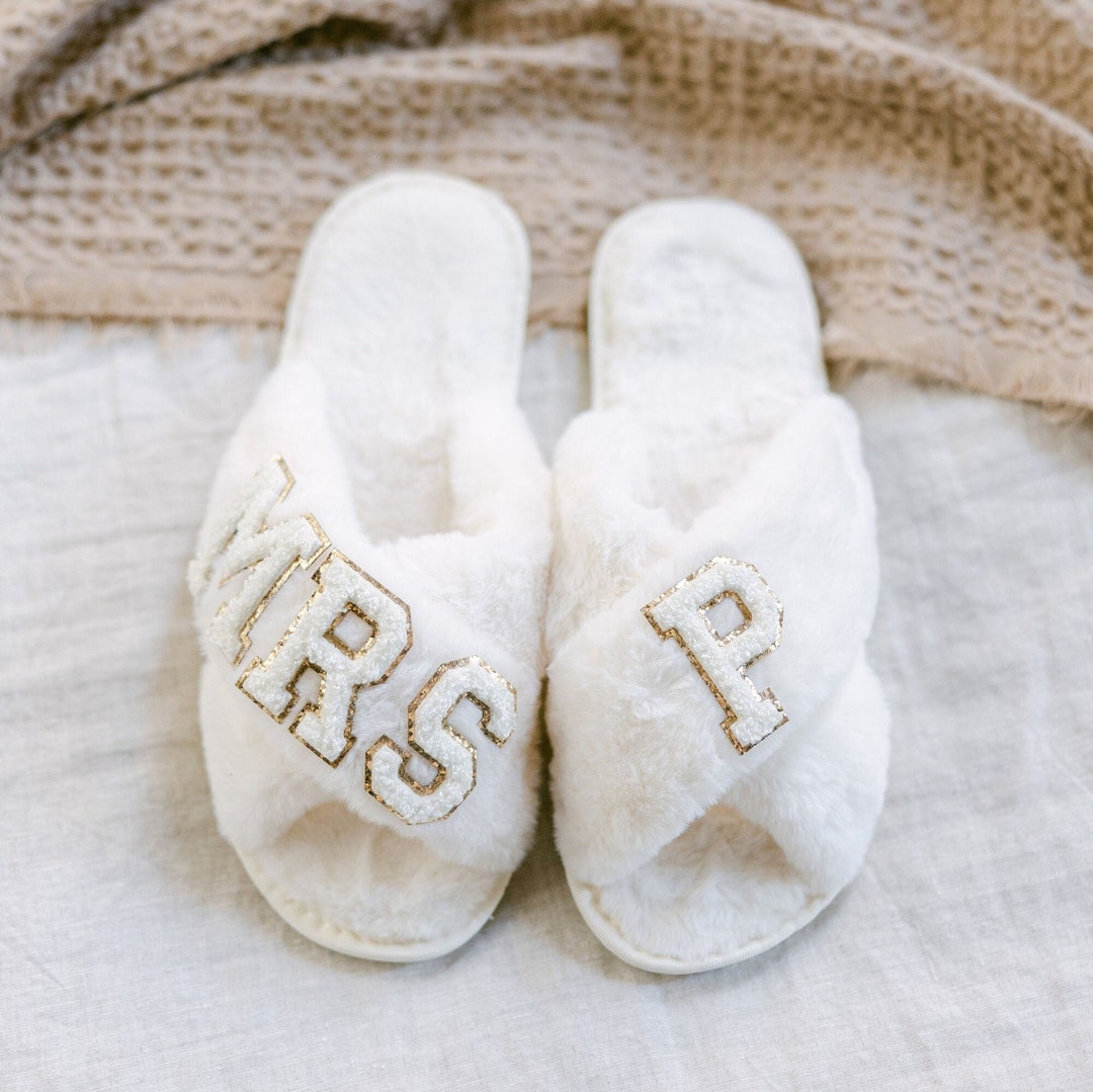 Custom Fuzzy Slippers Chenille Letter Patch Slippers White Cross Strap ...