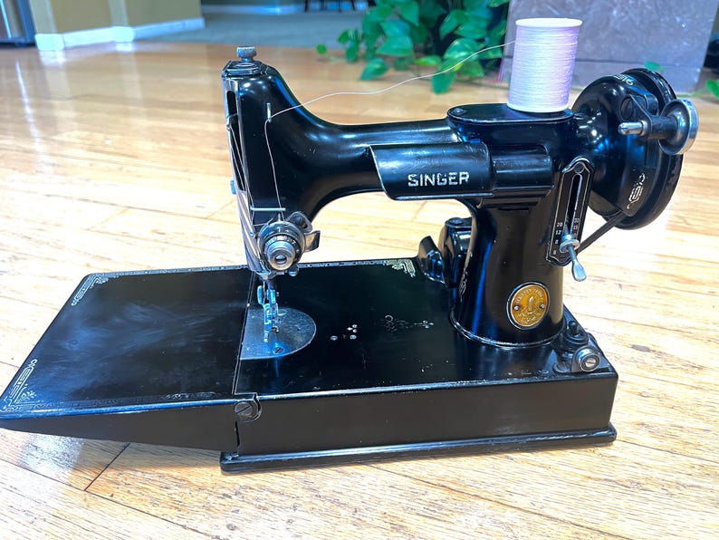 Vintage 1948 Singer Featherweight Sewing Machine in Good Working ...