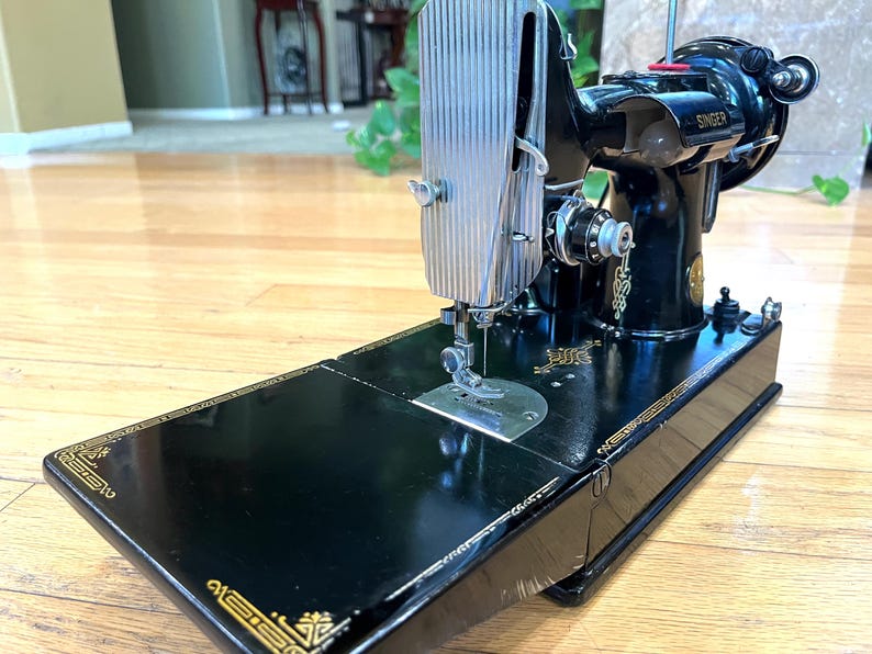 Vintage 1948 Singer Featherweight Sewing Machine in Good Working ...
