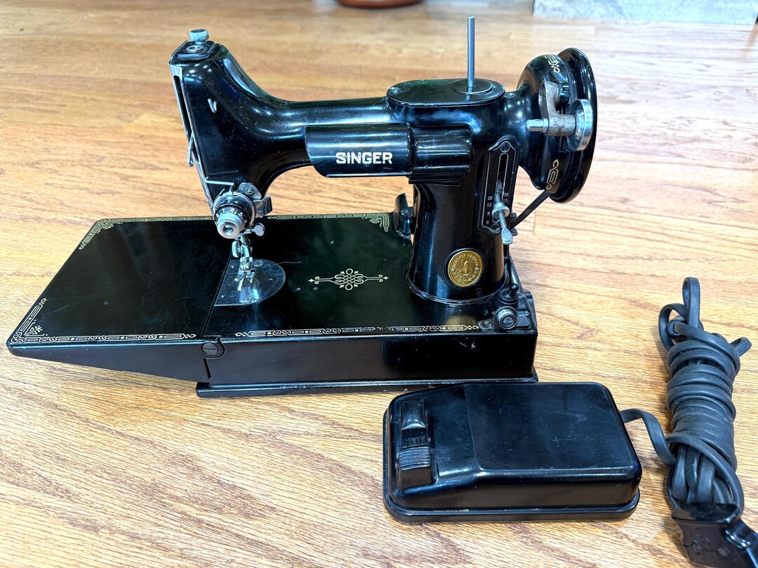 Vintage 1948 Singer Featherweight Sewing Machine in Good Working ...