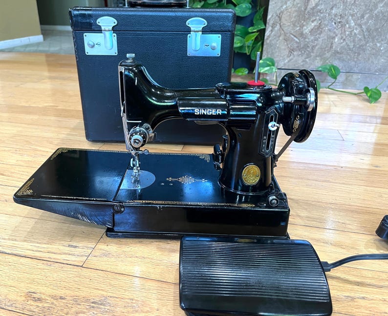 Vintage 1948 Singer Featherweight Sewing Machine in Good Working ...