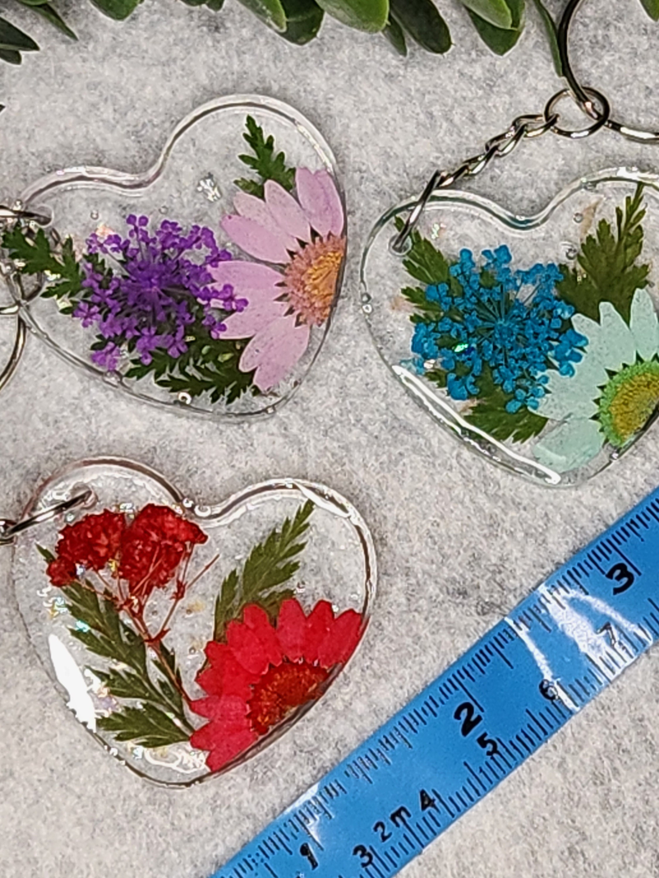 Keychain: Colorful Pressed Flowers in Resin flower Power - Etsy