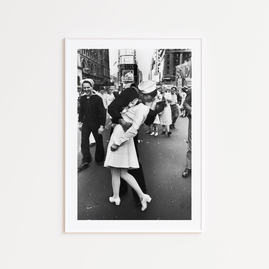 V-J Day Kiss in Times Square, Iconic Photos, Black and White ...
