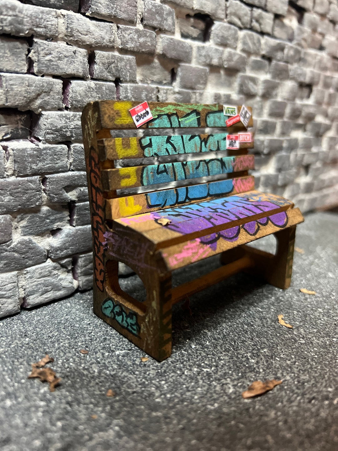 Miniature Graffiti Wood Bench Diorama 1/12 Props exact Pictures of ...