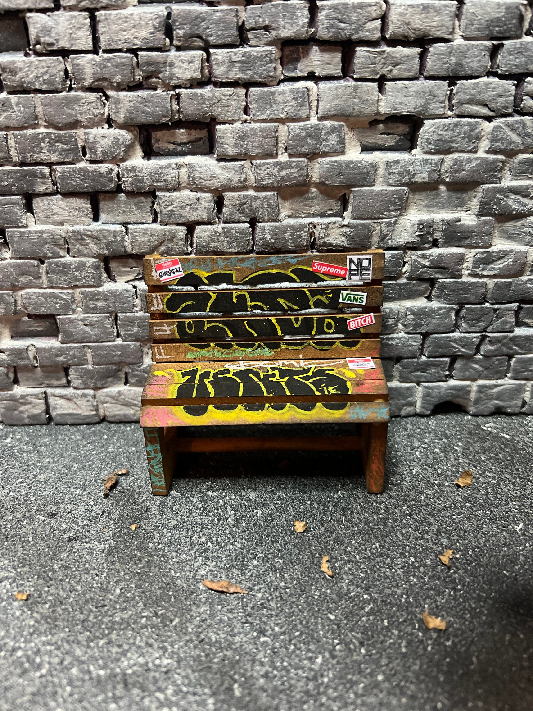 Miniature Graffiti Wood Bench Diorama 1/12 Props exact Pictures of ...