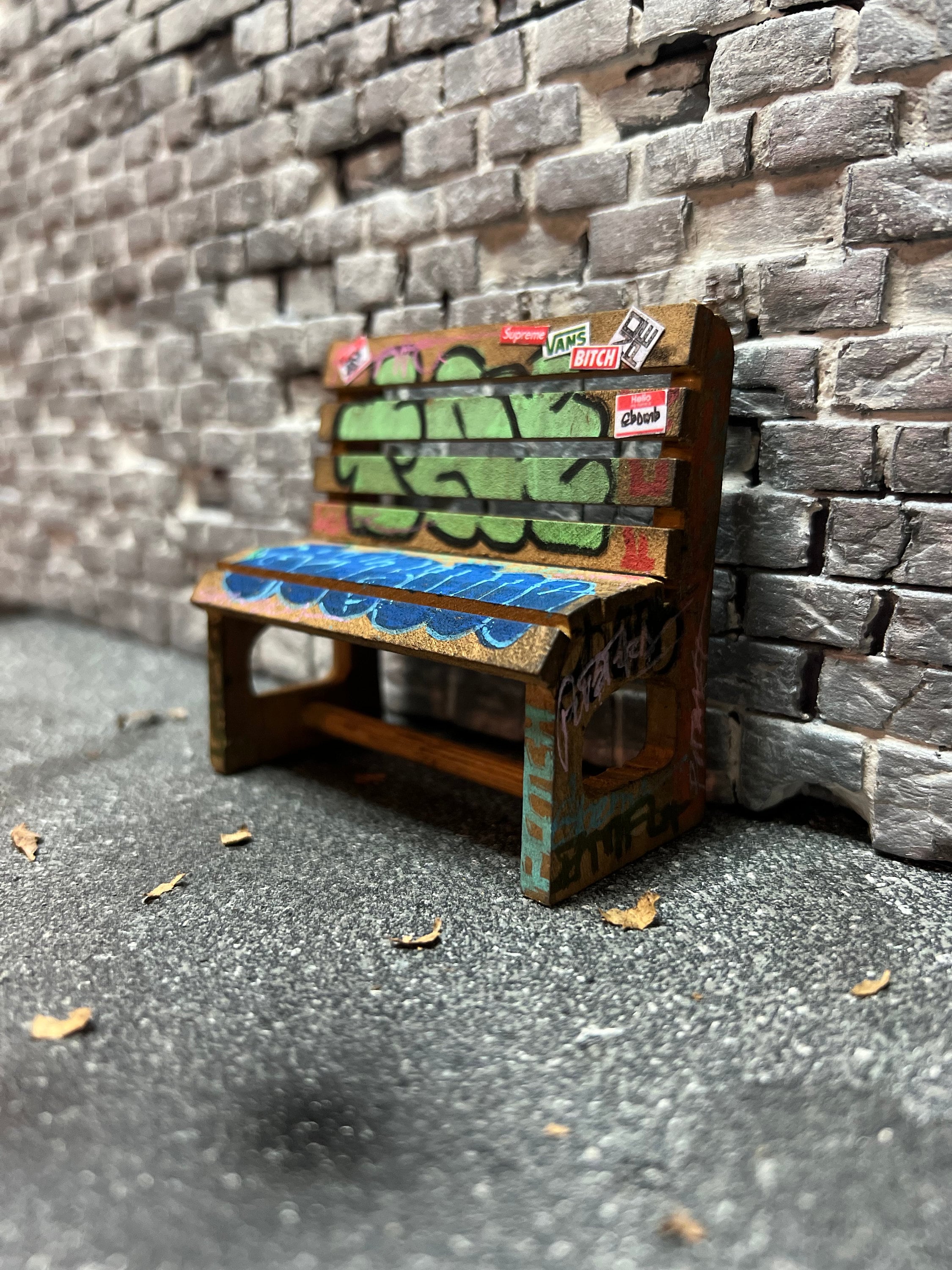 Miniature Graffiti Wood Bench Diorama 1/12 Props exact Pictures of ...