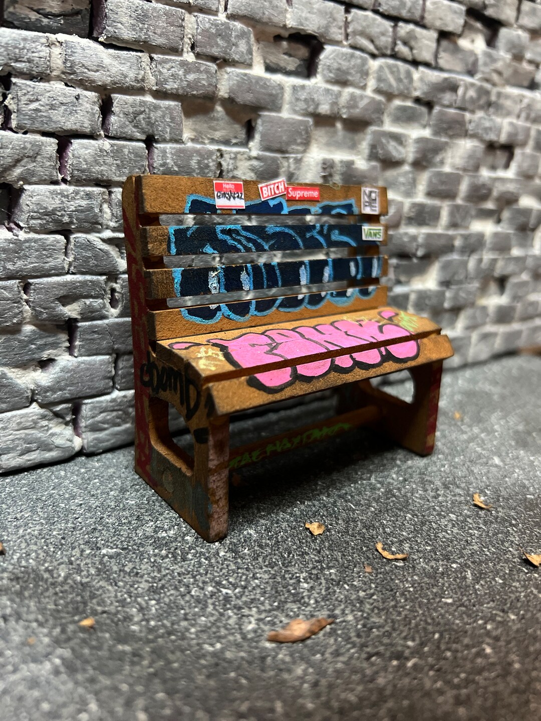 Miniature Graffiti Wood Bench Diorama 1/12 Props exact Pictures of ...