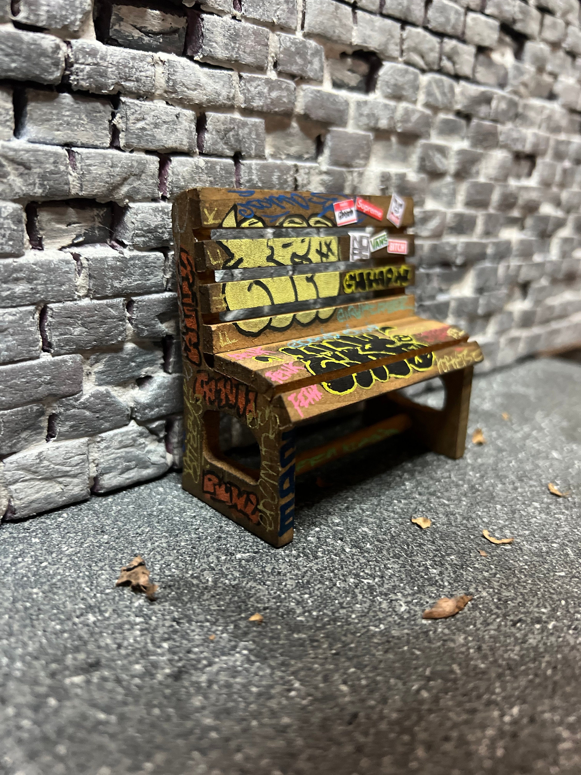 Miniature Graffiti Wood Bench Diorama 1/12 Props exact Pictures of ...