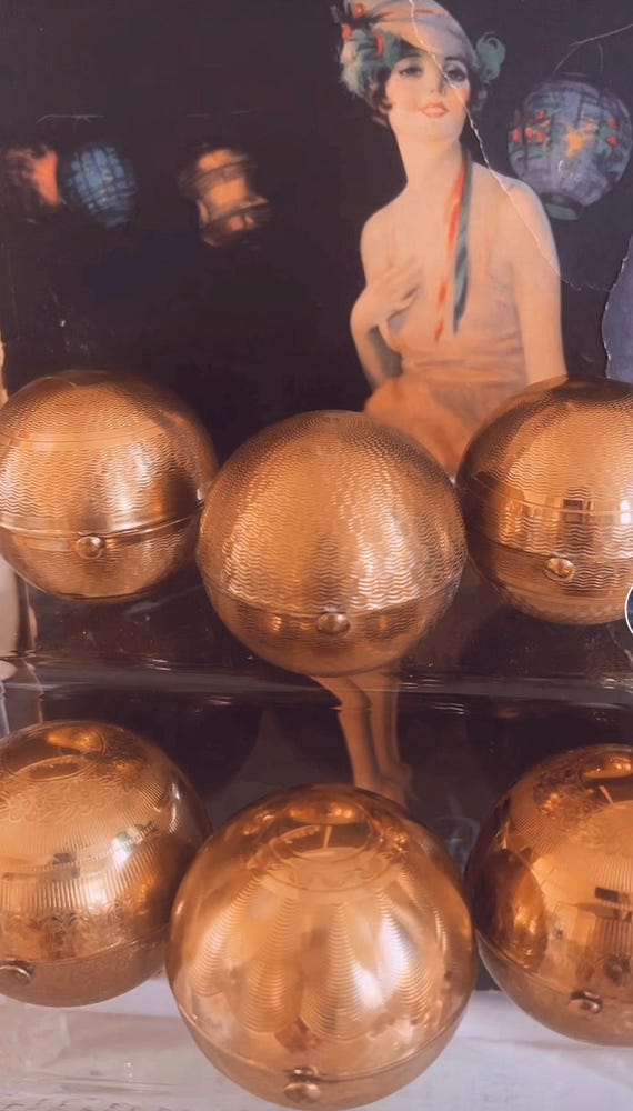 Rare, fabulous 1950's Pygmalion sphere powder compact… - Gem