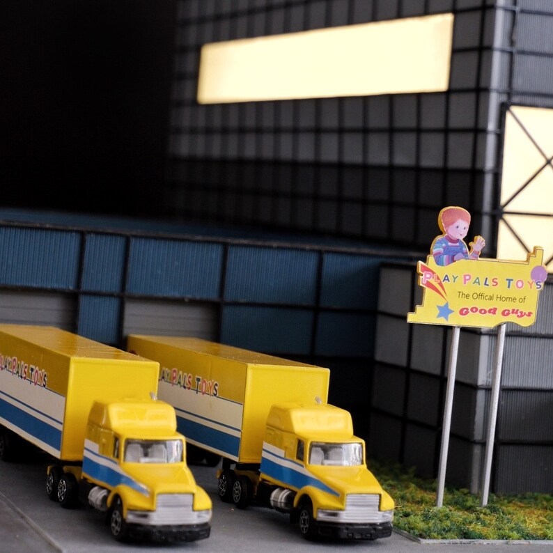 Child's Play Movie, Chucky Play Pals Toy Factory Diorama 1:87 Scale ...