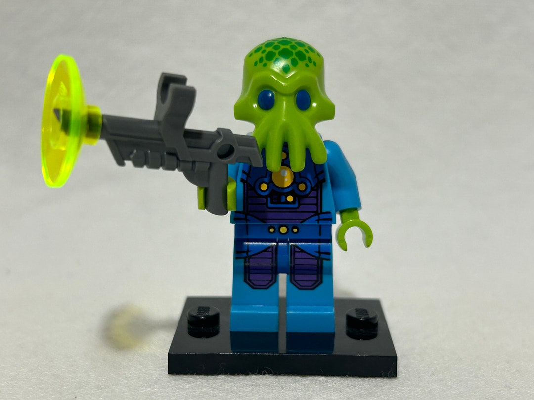 Lego CMF Minifigures Series 13 Alien Trooper 71008-7 Complete With Accessories Stand and ...