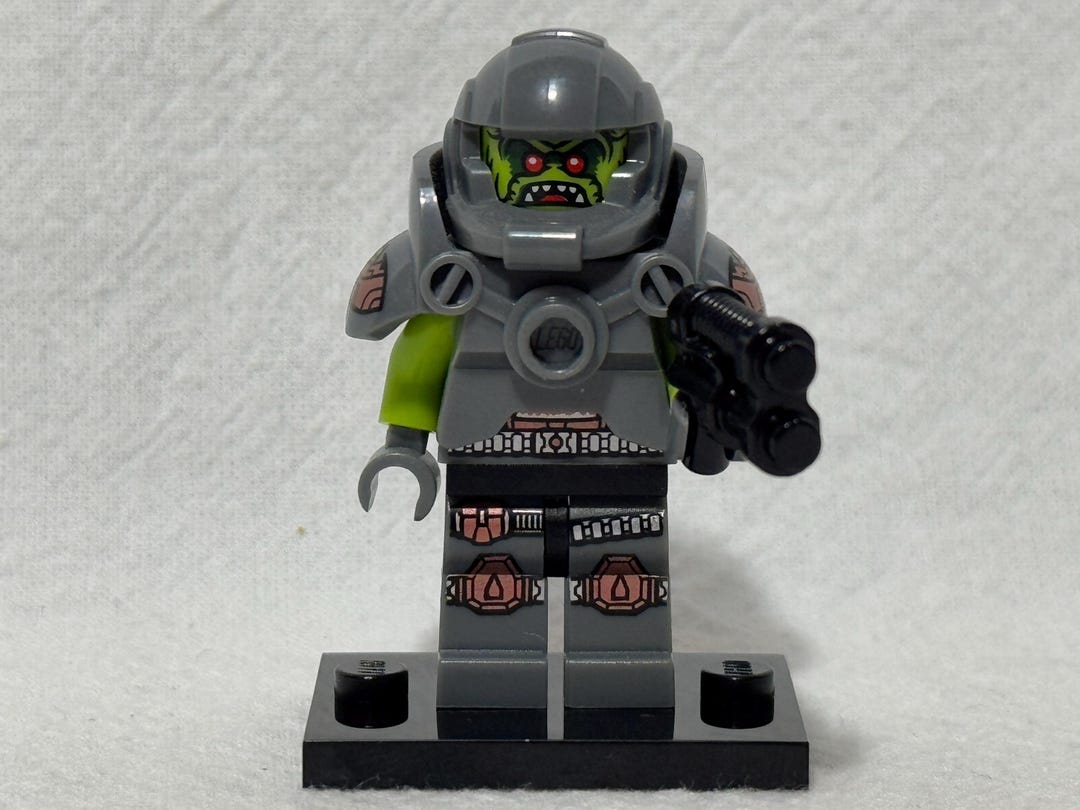 Lego Alien Avenger Minifigure Series 9 CMF 71000-11 Retired Includes ...