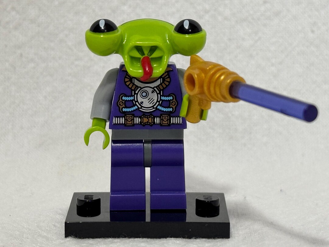 Lego Space Alien Minifigure CMF Series 3, Includes Accessories Stand ...