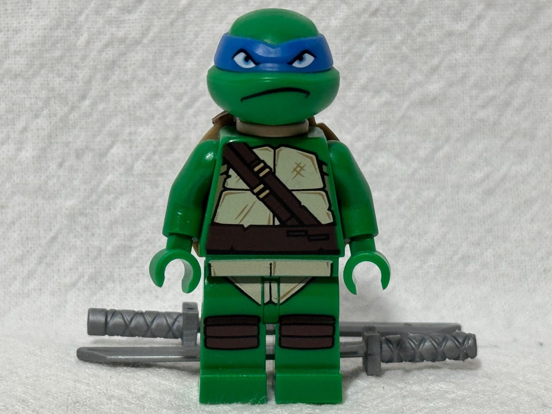 Lego TMNT Leonardo Minifigure TNT009 Looking Up, Includes Weapons, From ...