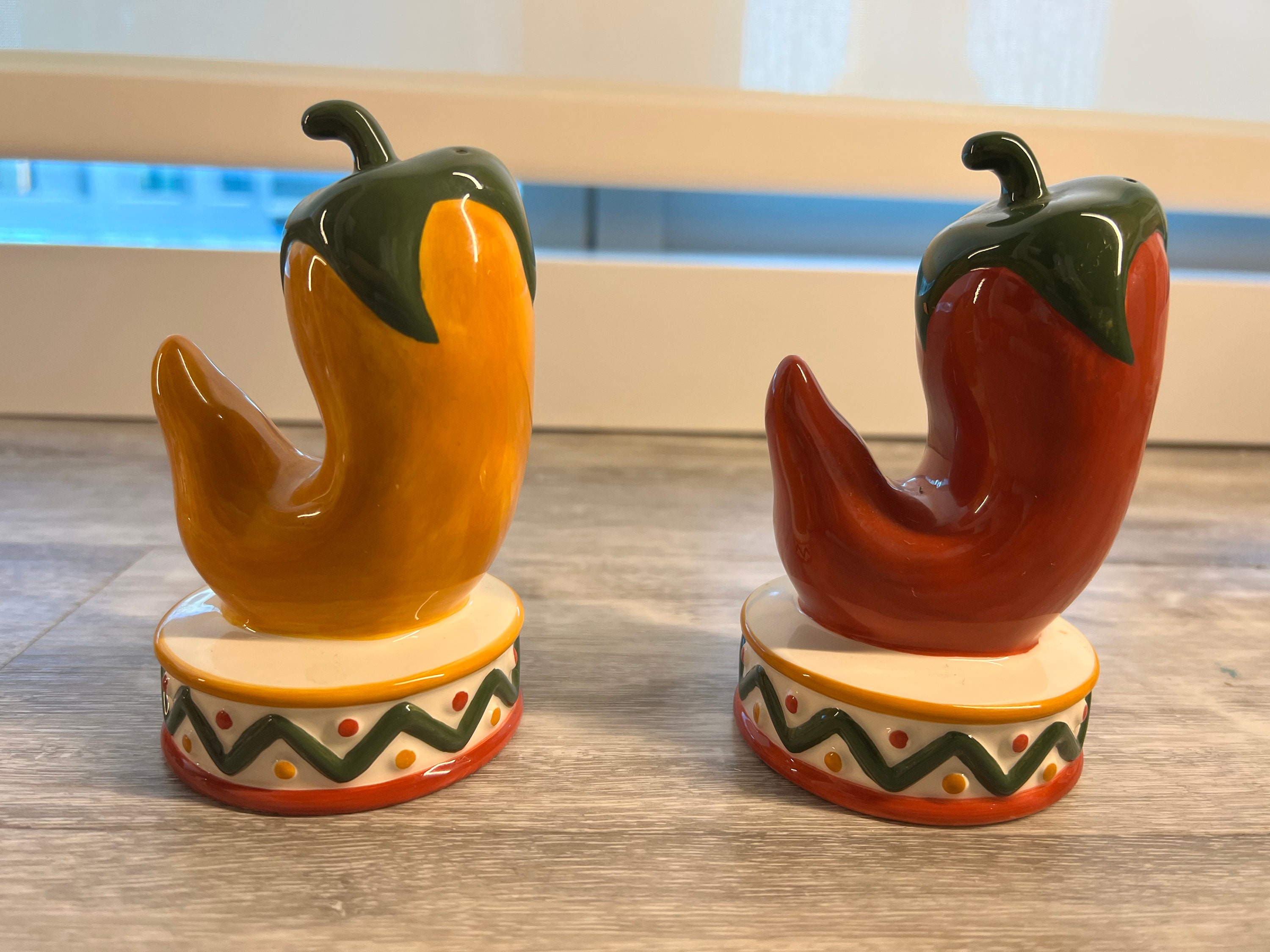Vintage Pepper Stonelite Hand Painted Clay Art Salt and Pepper Shakers ...