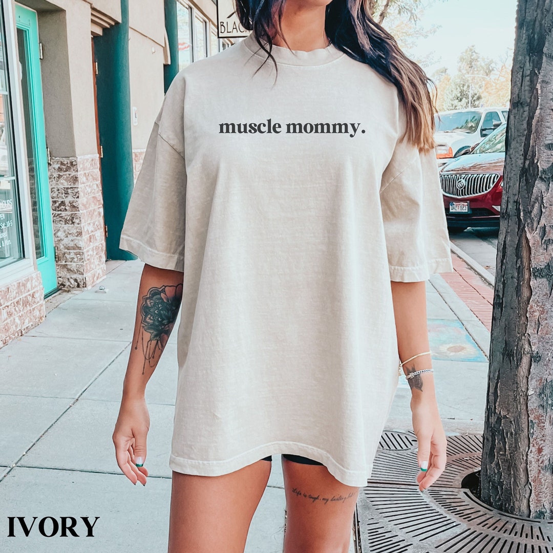 Muscle Mommy Pump Cover T Shirt for Gym Girl, Retro Aesthetic Gym ...