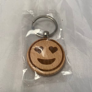 Keychain Smiling Heart Eyes Emoji Wooden Keychain Laser Engraved Wooden ...