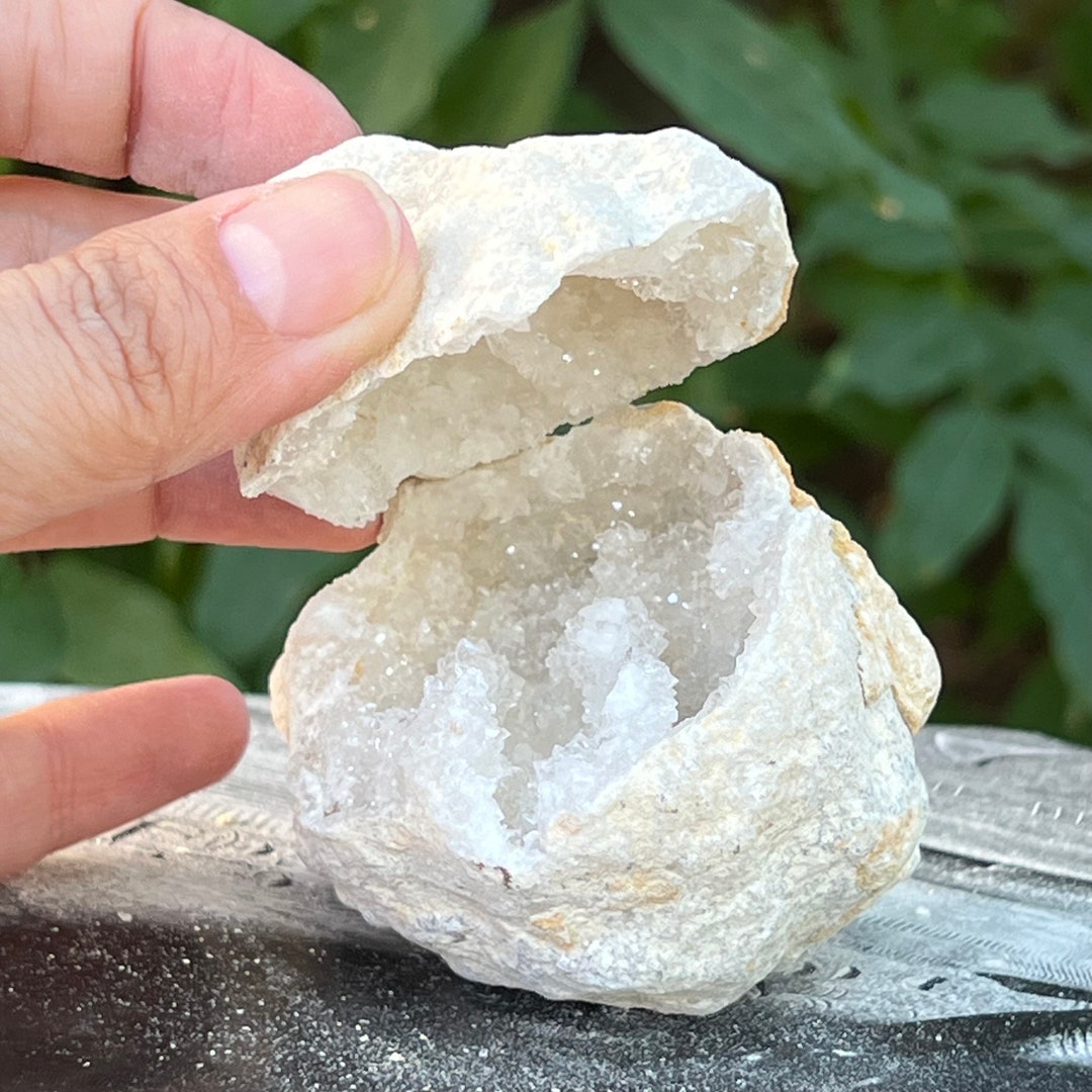 Quartz Geoda Stone, Quartz Crystals, Minerals, Broken Incolor Quartz ...